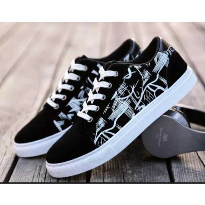 Jual Sepatu Cowok Keren Terbaru 2024 Corak Batik viral | Sepatu Kets ...