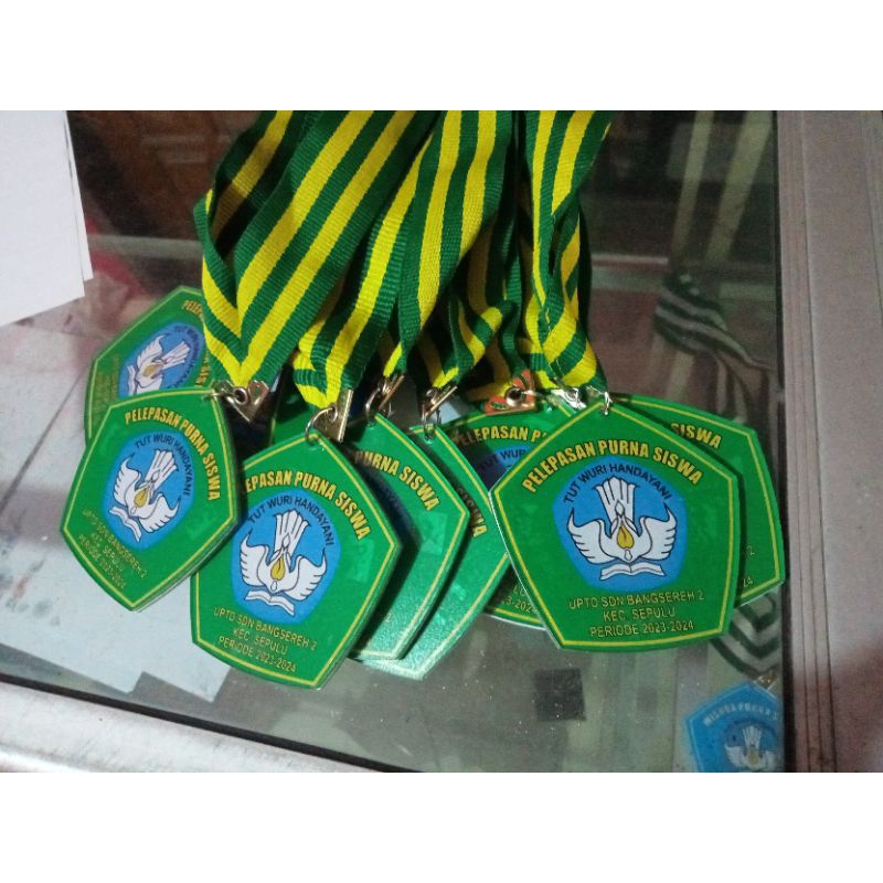 Jual Medali Wisuda Kelulusan Sekolah Bahan Akrilik ketebalan 4mm ...