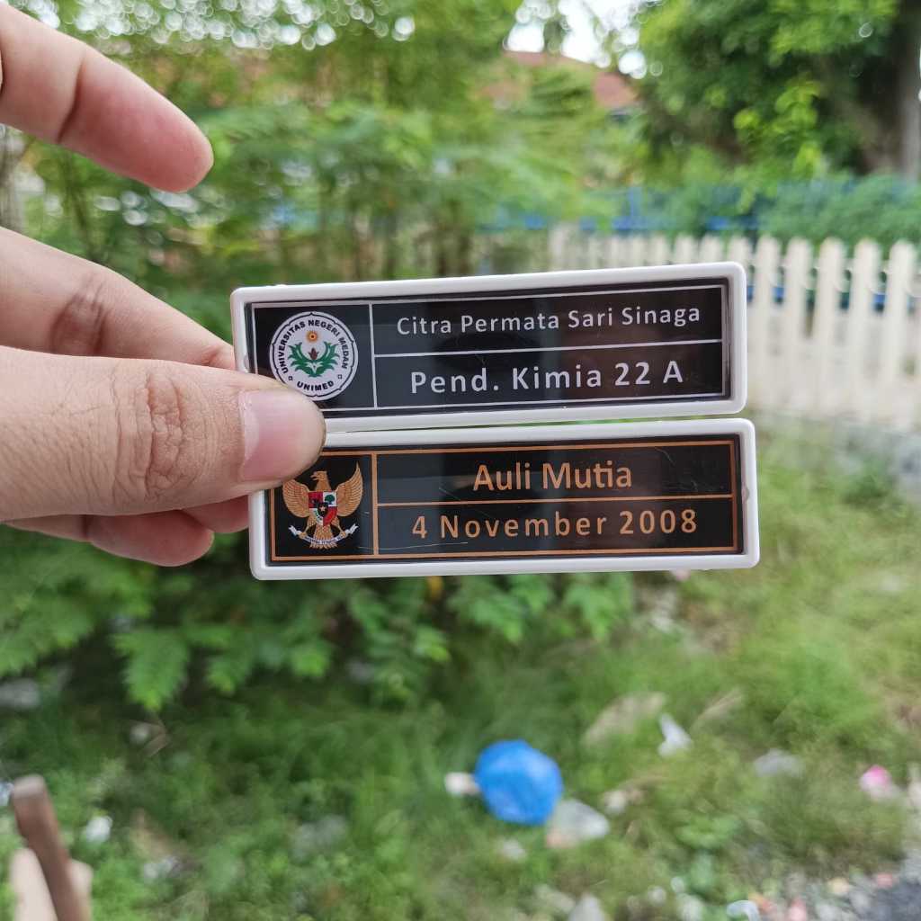 Jual Bed Nama | Papan Nama Akrilik Putih | NameTag Peniti & Magnet ...