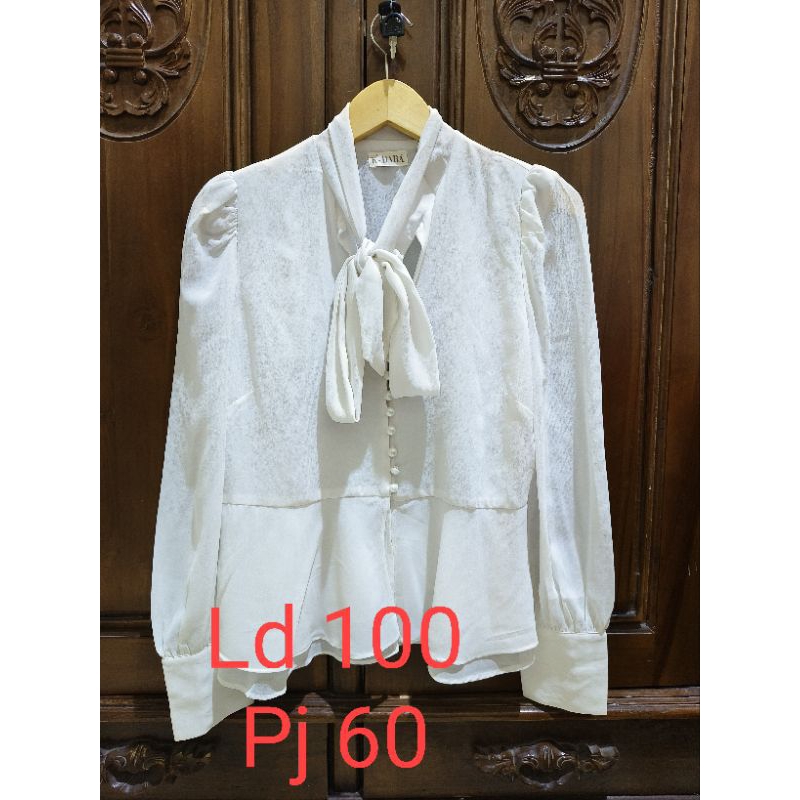 Jual KEMEJA DAN BLOUSE PUTIH WANITA PRELOVED | Shopee Indonesia