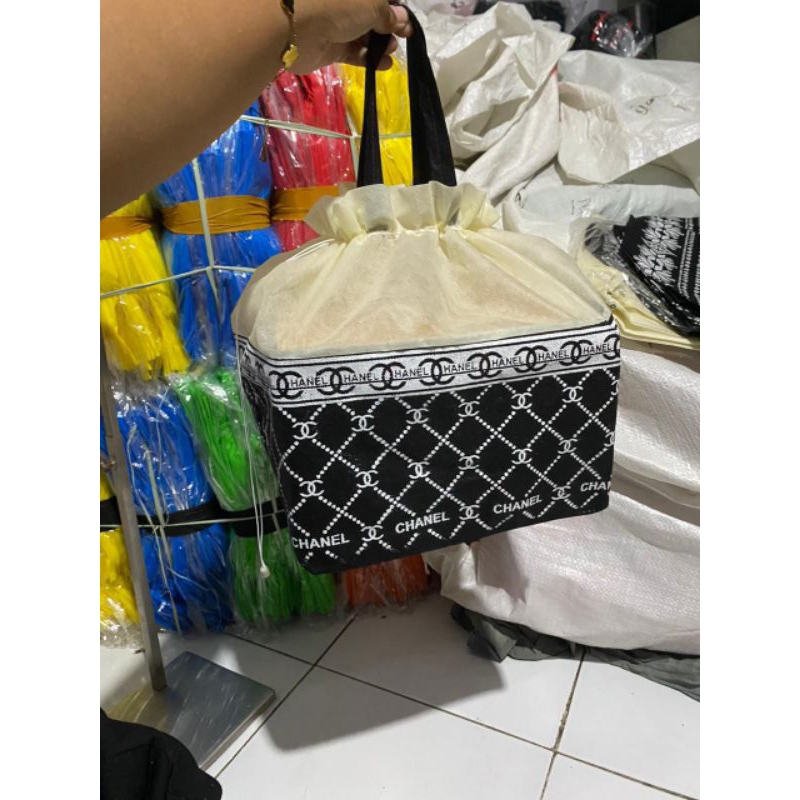 Jual (1 LUSIN = 12 PCS) Tas Hajatan Serut LV / CHANEL 22x22 Cm / Tas Nasi Box / Tas Spunbond ...