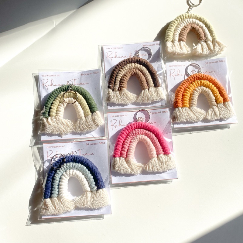 Jual Souvenir pernikahan gantungan kunci macrame rainbow / Rainbow macrame keychain/ gantungan ...