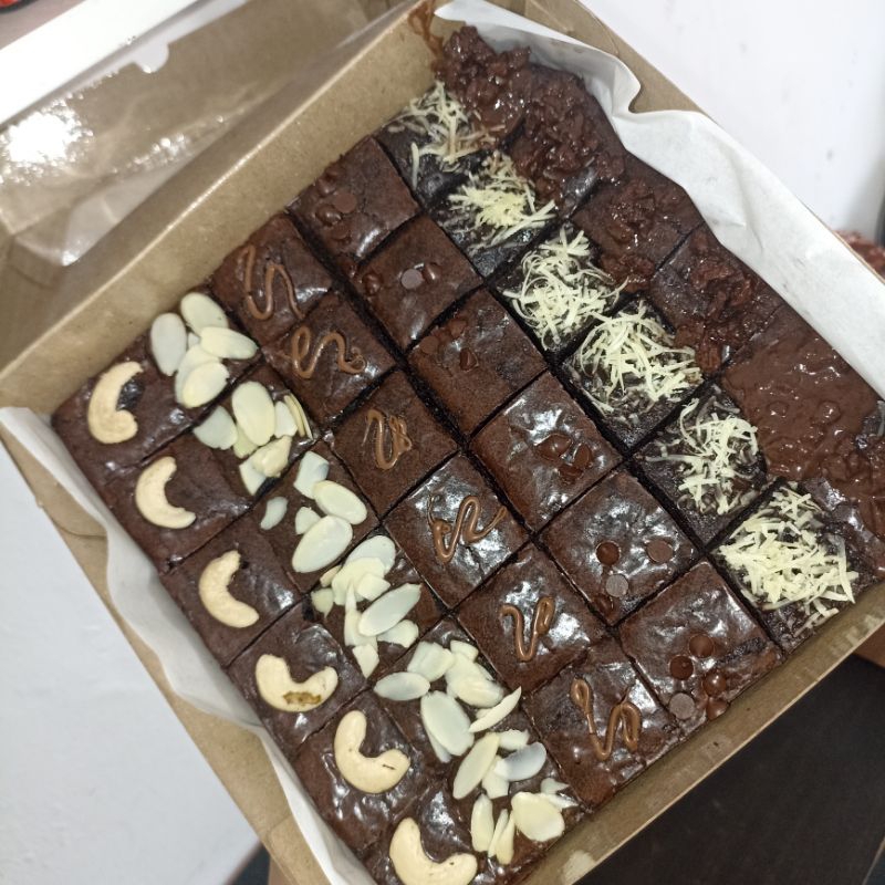 Jual Brownies fudgy sekat coklat premium large isi 36 potong / Hampers ...