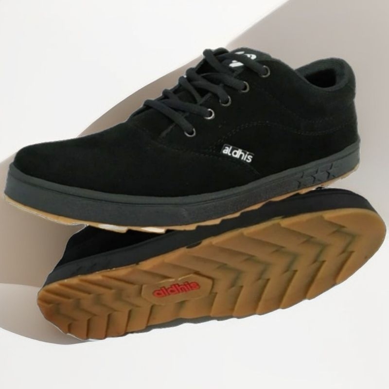 Jual Aldhis Full Black Sepatu Hitam Polos Pria Sneakers Cowok Kekinian Buat Kerja Sekolah dan ...