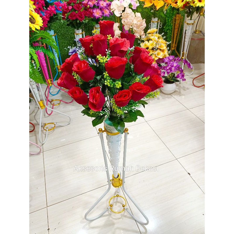 Jual Rangkaian bunga mawar beludru kuncup 24 tangkai dengan pot ...