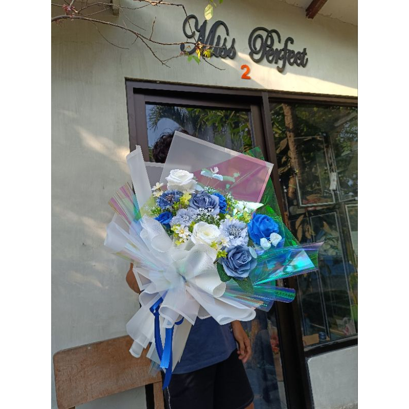 Jual the royal blue artificial bouquet huggable 65*50cm buket bunga ...