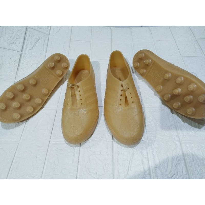 Jual Sepatu Karet AP Boots Multi Fungsi - AP PUL Bola 963 Cream - AP ...