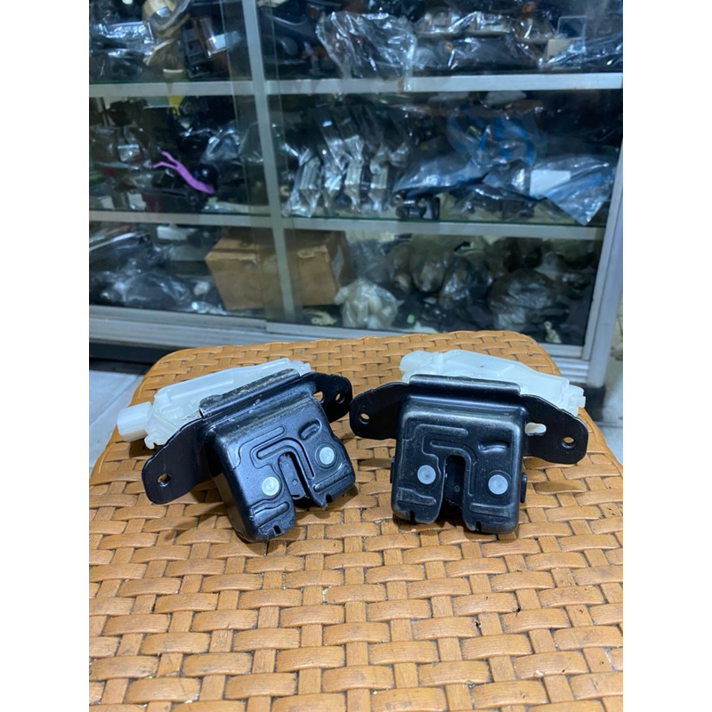 Jual Doorlock bagasi all new yaris/ sienta Barang original | Shopee ...