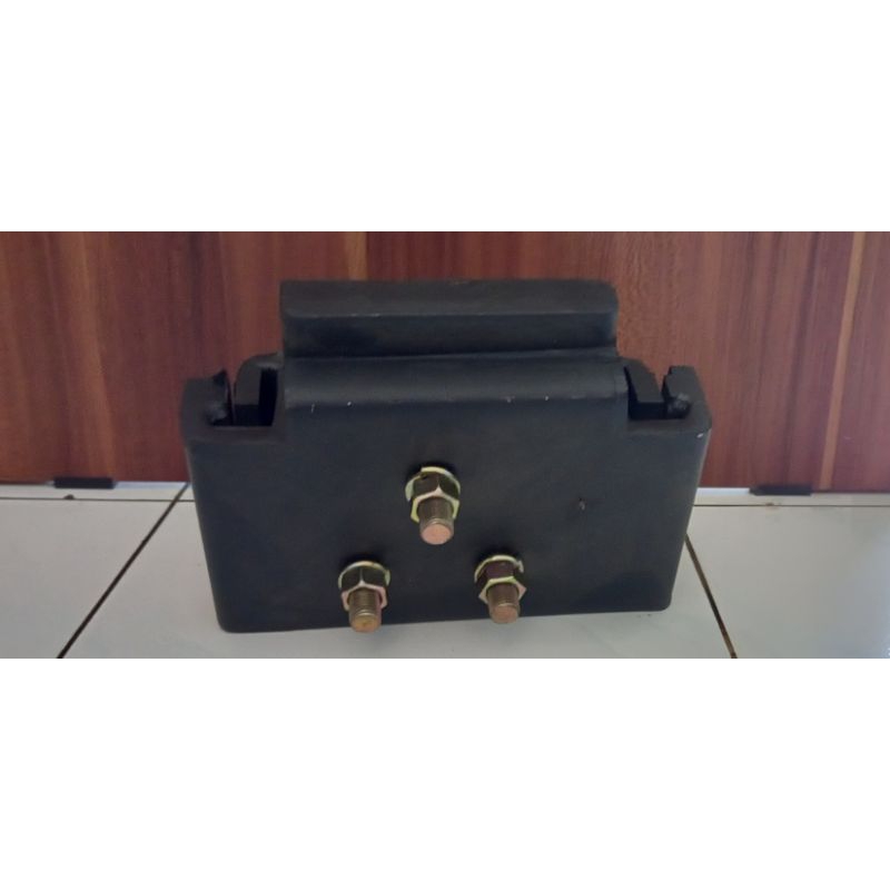 Jual Transmisi mounting / dudukan versneling mitsubishi fuso ganjo FN62 ...