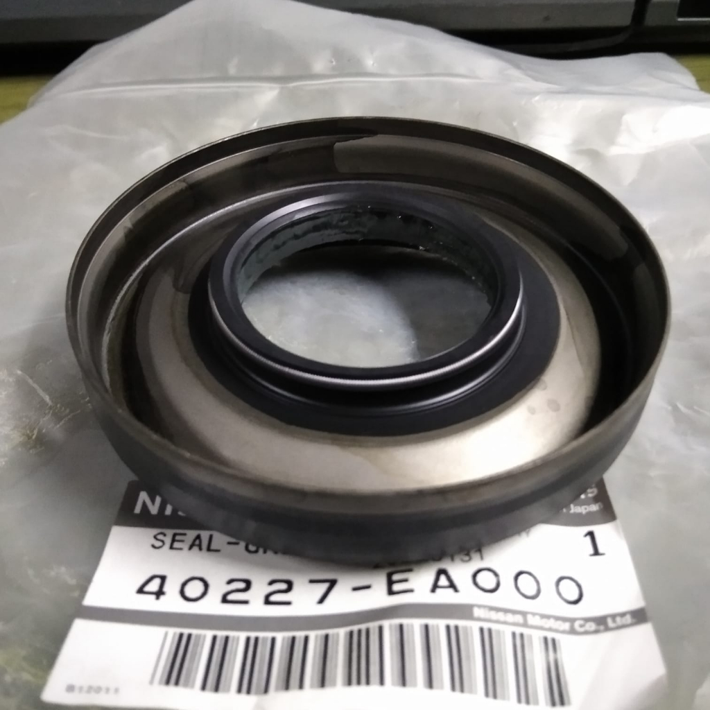 Jual SEAL OIL GREASE SIDE SHAFT NISSAN NAVARA NP300 D40 D23 40227-EA000 ...
