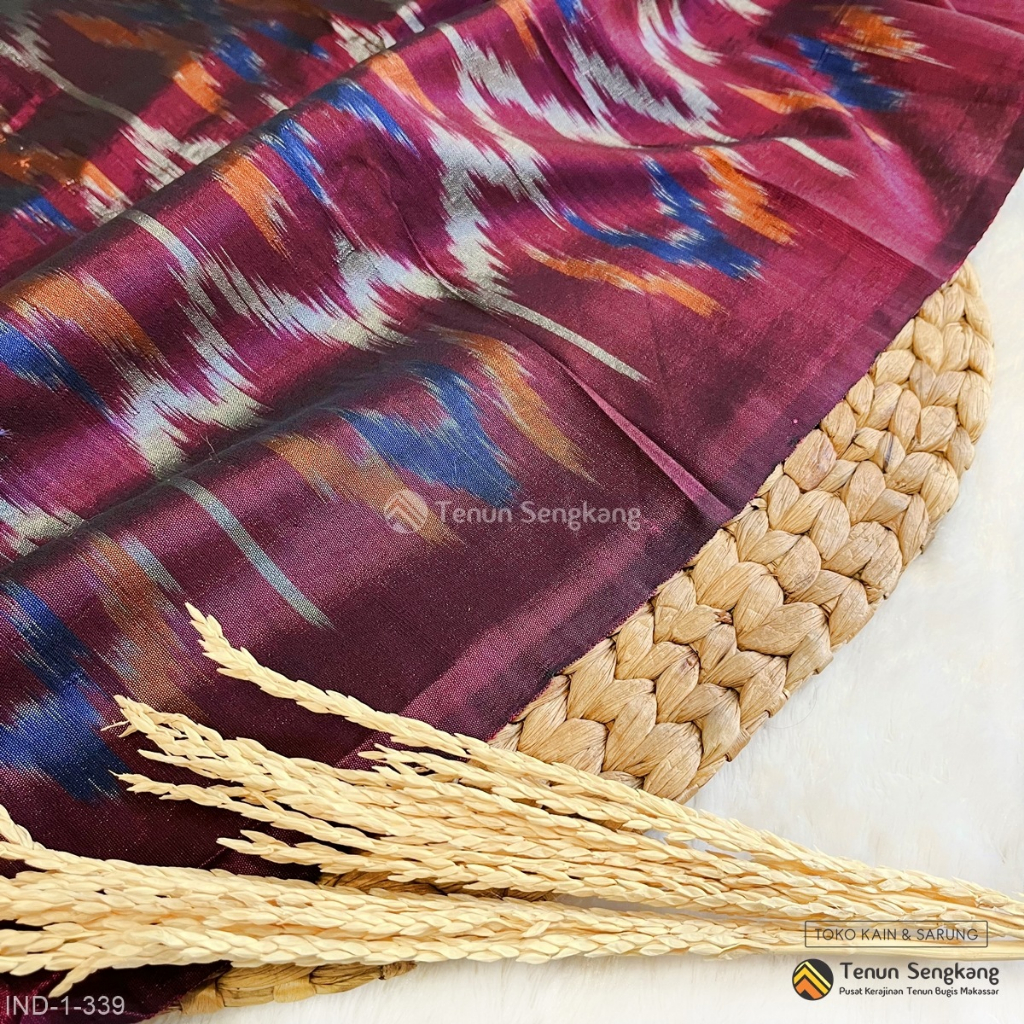 Jual Kain Tenun Ikat Sutra Bugis Makassar Magenta Tua - Tenun Sengkang ...