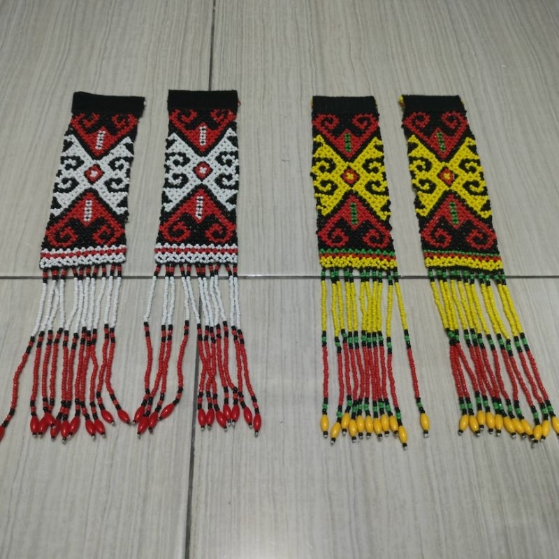 Jual 1 pasang gelang tangan dayak manik rumbai | Shopee Indonesia
