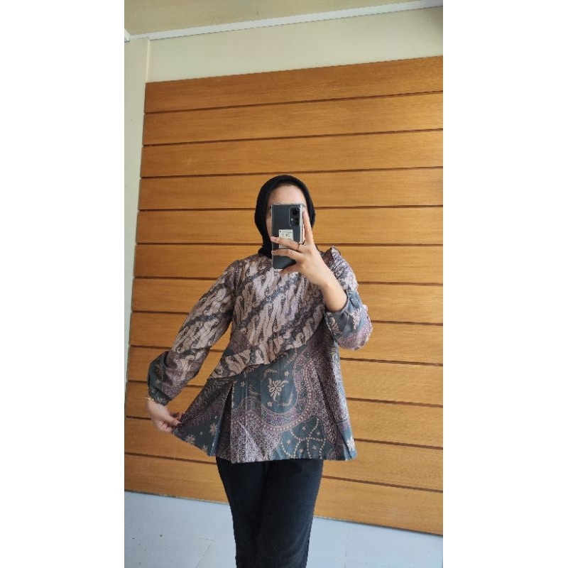 Jual Batik Ishana Blouse/ Batik kerja wanita/ Blouse Batik modern ...