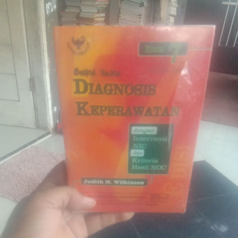 Jual BUKU SAKU DIAGNOSIS KEPERAWATAN ( DENGAN INTERVENSI NIC DAN KRITERIA HASIL NOC) OLEH JUDITH ...