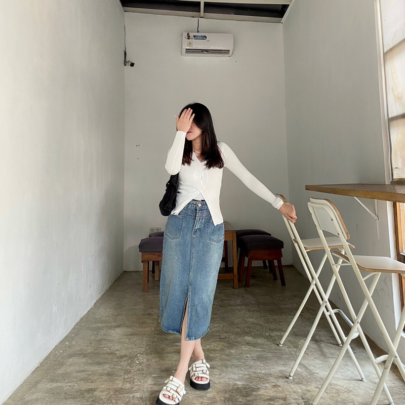 Jual Jisoo Denim Skirt Rok Denim Belah Depan by Vitafa | Shopee Indonesia
