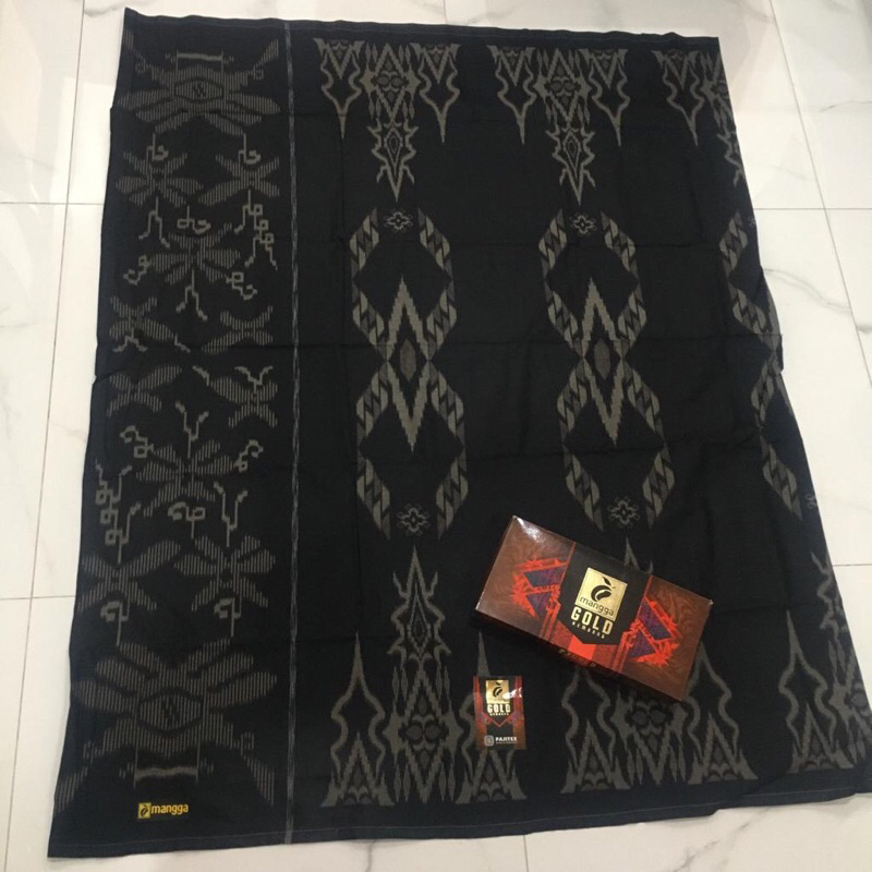 Jual Sarung Mangga hitam kembang gold | Sarung hitam polos | Shopee ...