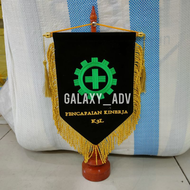 Jual bendera vandel meja custom logo rumbai emas + tiang vandel ...