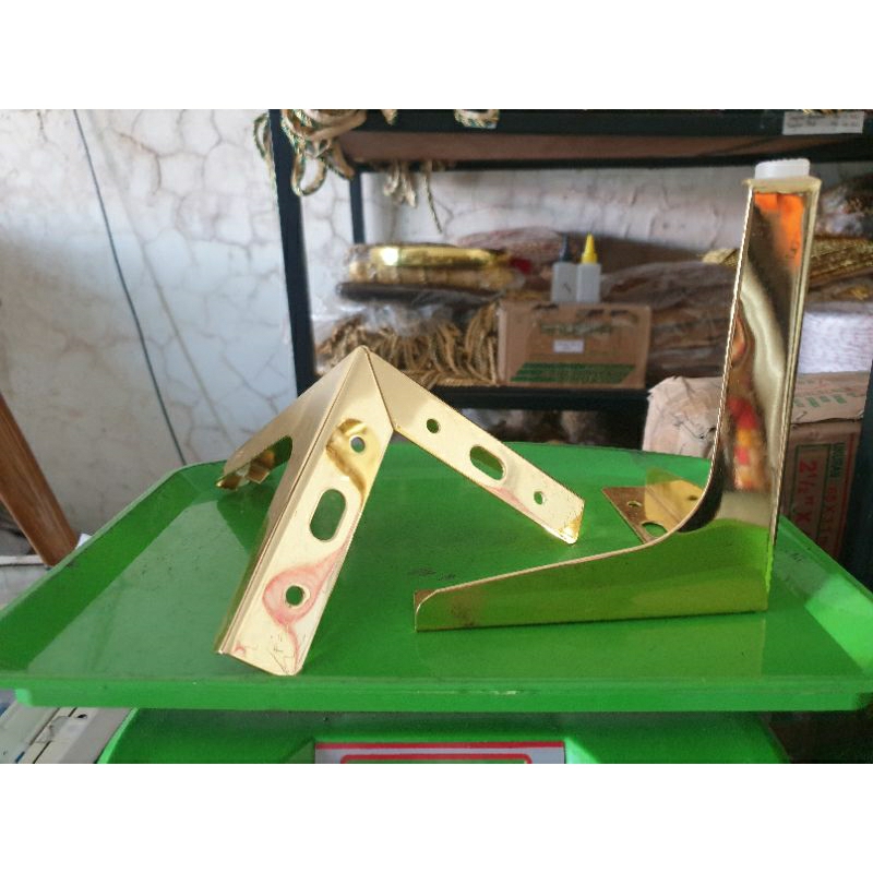 Jual KAKI SOFA SEGITIGA EMAS/KAKI SOFA SIKU EMAS TINGGI 15 CM | Shopee ...
