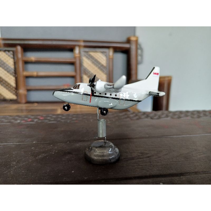 Jual miniatur pesawat NC212i putih abu | Shopee Indonesia
