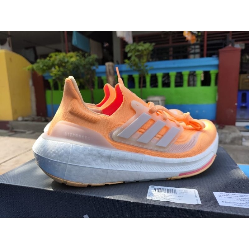 Jual Sepatu Lari Wanita Adidas Ultraboost Light HQ8598 - 38,5 | Shopee ...