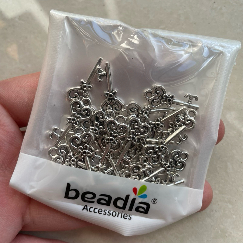 Jual liontin manik beads metal silver key kunci | Shopee Indonesia