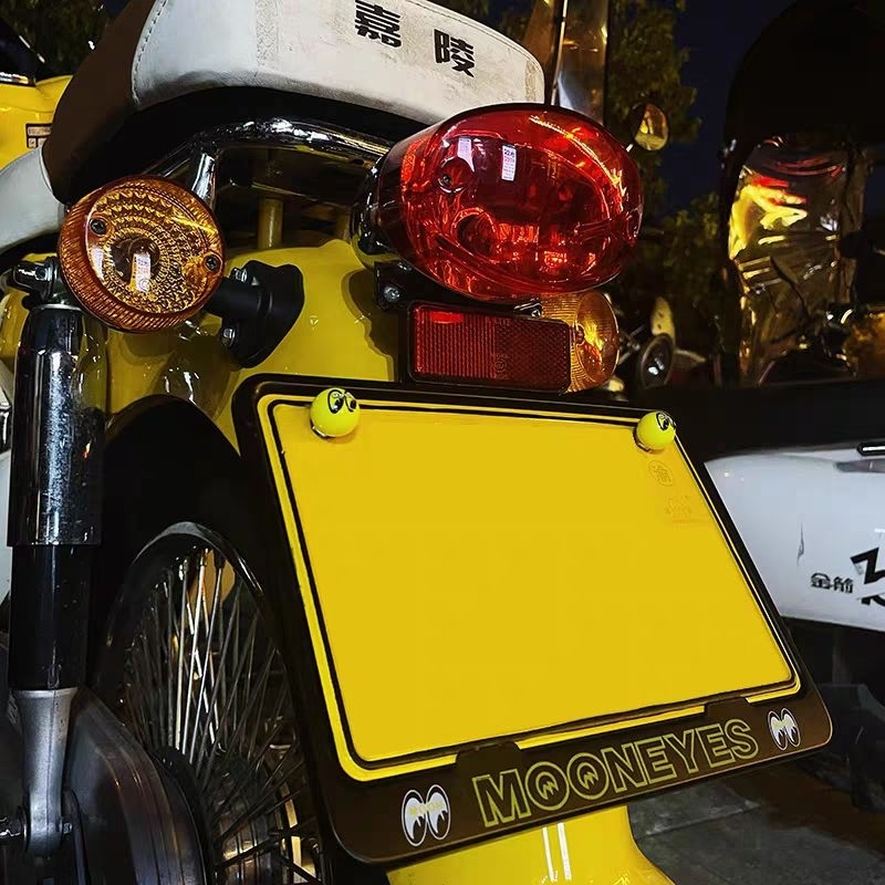 Jual Cover Frame Plat Nomor MOONEYES Original . Baut Flat Nomer ...