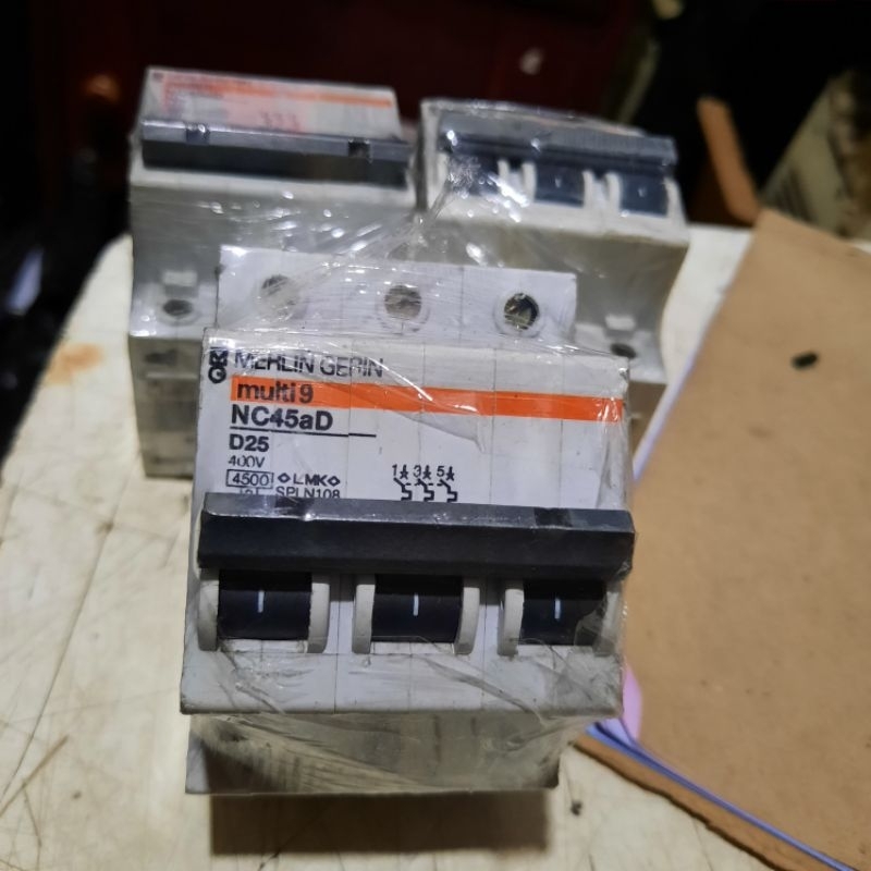 Jual mcb merlin gerin 25a 3phase 3p | Shopee Indonesia