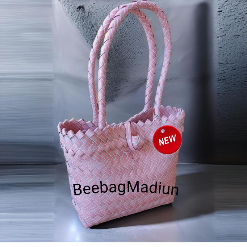 Jual tas anyaman kancing ukuran 18 x 18 x 8 | Shopee Indonesia