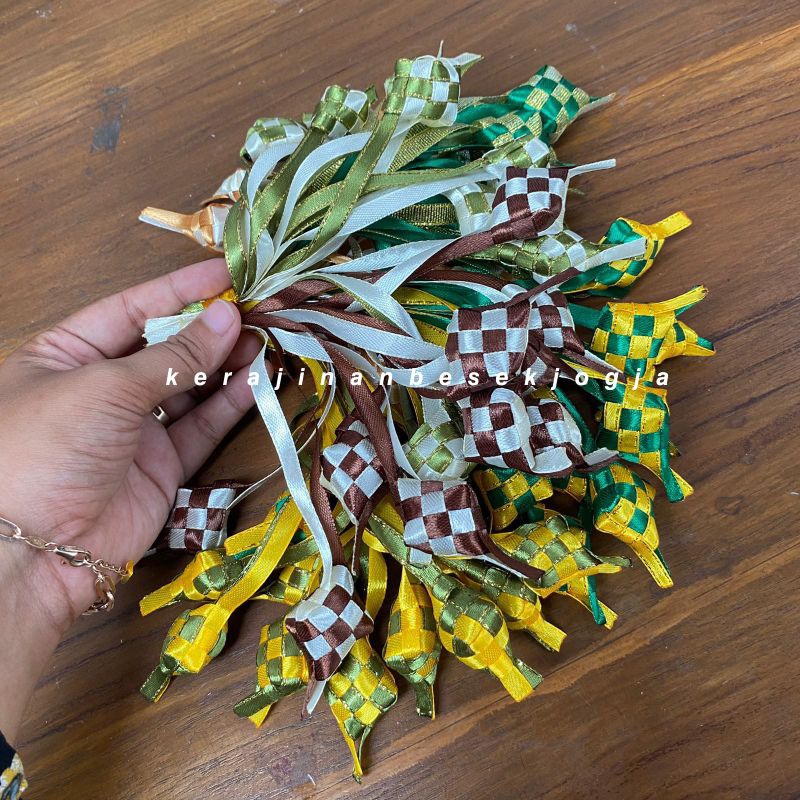 Jual READY KETUPAT ISI DAKRON | ketupat pita ijo kuning ketupat murah ...
