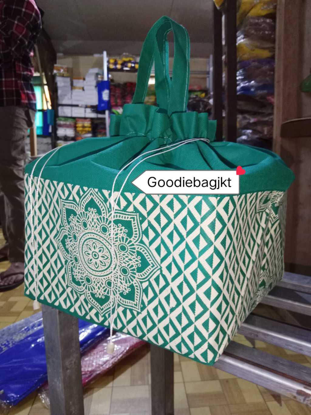 Jual Tas kain box besek / kotak nasi tebal Serut motif bawah 22x22 A isi 12pcs | Shopee Indonesia