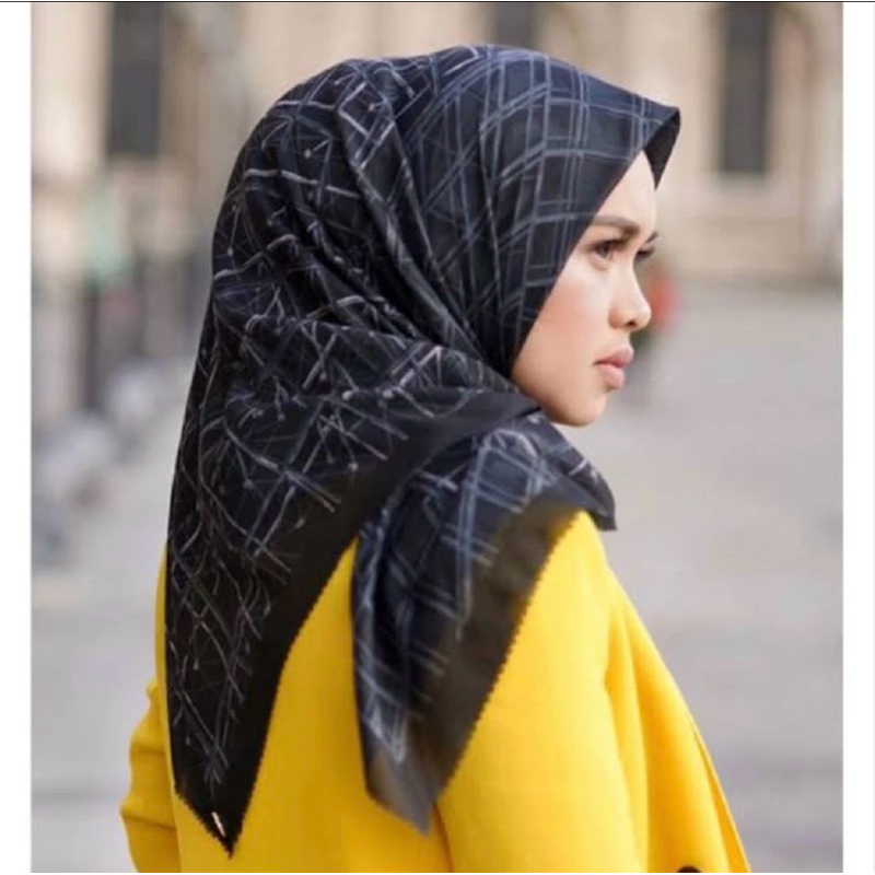 Jual Buttonscarves Louvre Black | Shopee Indonesia