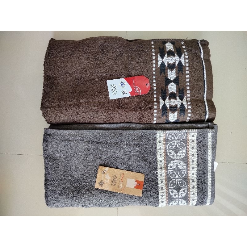 Jual Handuk Merah Putih Motif Grade A UK 70x135 | Shopee Indonesia