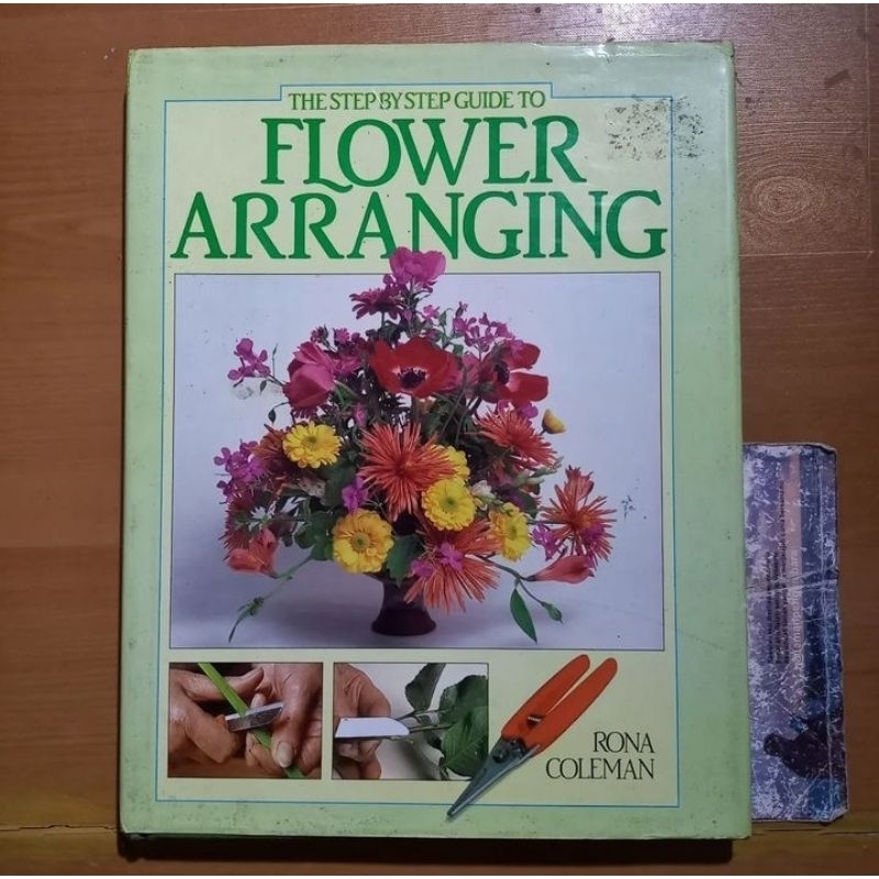 Jual Buku the step by step guide to Flower Arranging - rona coleman ...