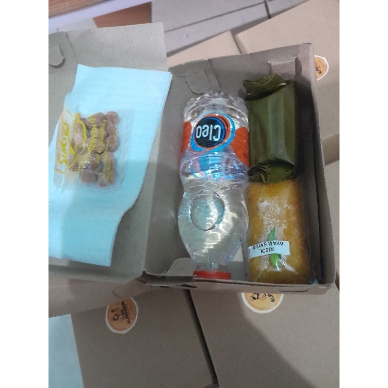 Jual Snack box isi 4 (2 jajan pasar +1 cemilan ringan +air kemasan ...