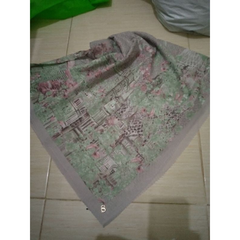 Jual British series 2 jilbab buttonscarves semi original plat B ...