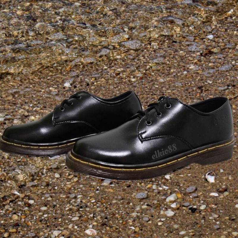 Jual SEPATU DOKMAR PRIA DAN WANITA PENDEK 3 HOLE SOLE COKELAT KACA ...