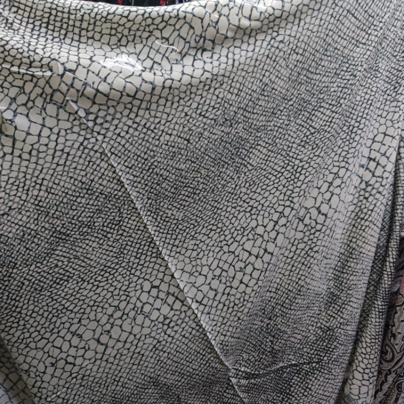 Jual kain baby silk lebar 1,5 motif ular | Shopee Indonesia