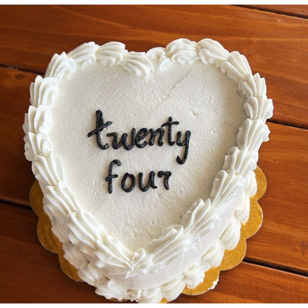 Jual Kue Ulang Tahun Simple Bentuk Love Ukuran 22 / Birthday Cake ...