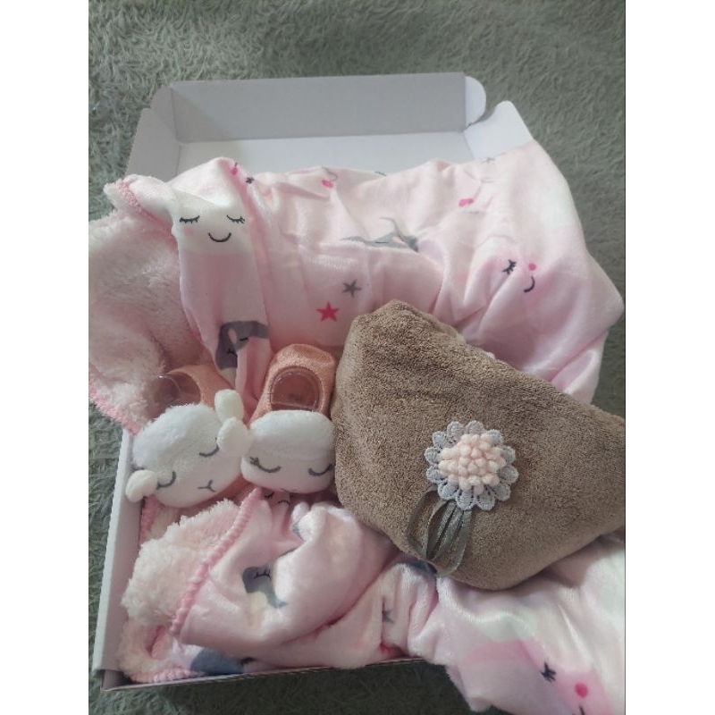 Jual Selimut , handuk kecil dan kaos kaki karakter ( Paket kado pakai ...