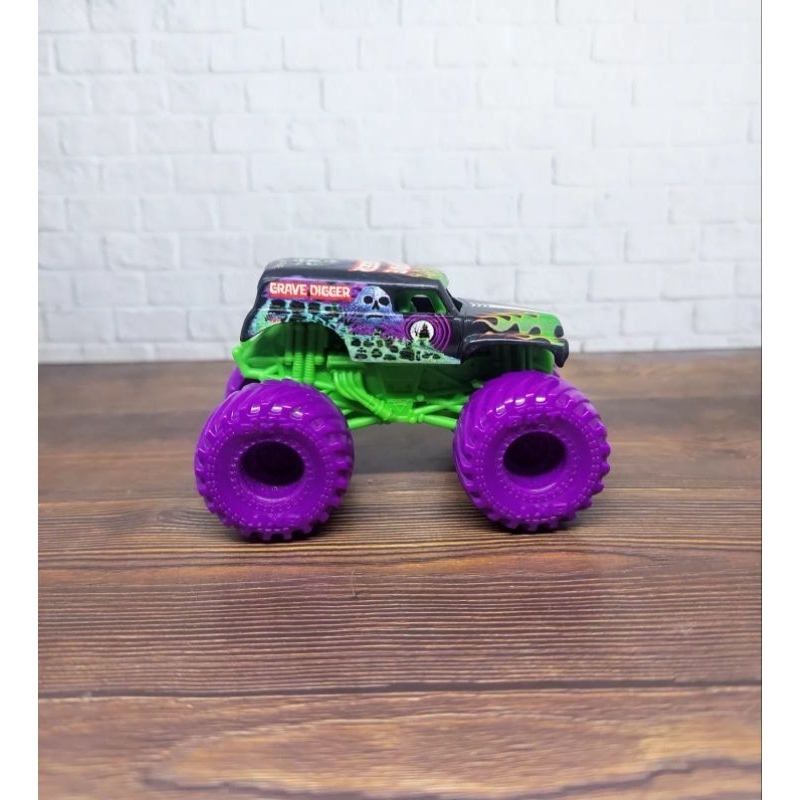 Jual Mobil Monster Jam Grave Digger ori SML roda ungu Mcd Happy Meal ...