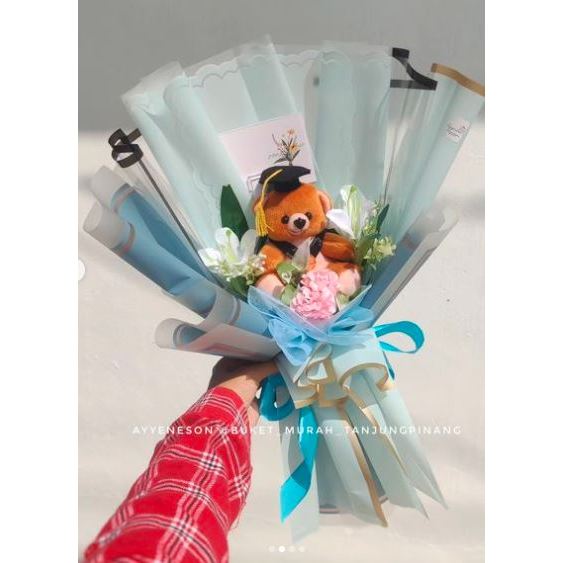 Jual Buket Boneka Wisuda Coklat dan Bunga Lily Putih Kertas Warna Biru ...