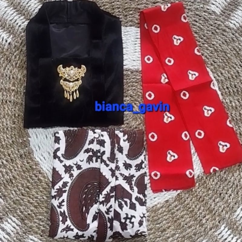 Jual [1 Set] Kebaya Bludru Hitam + Jarik Instan + FREE Selendang, Motif ...