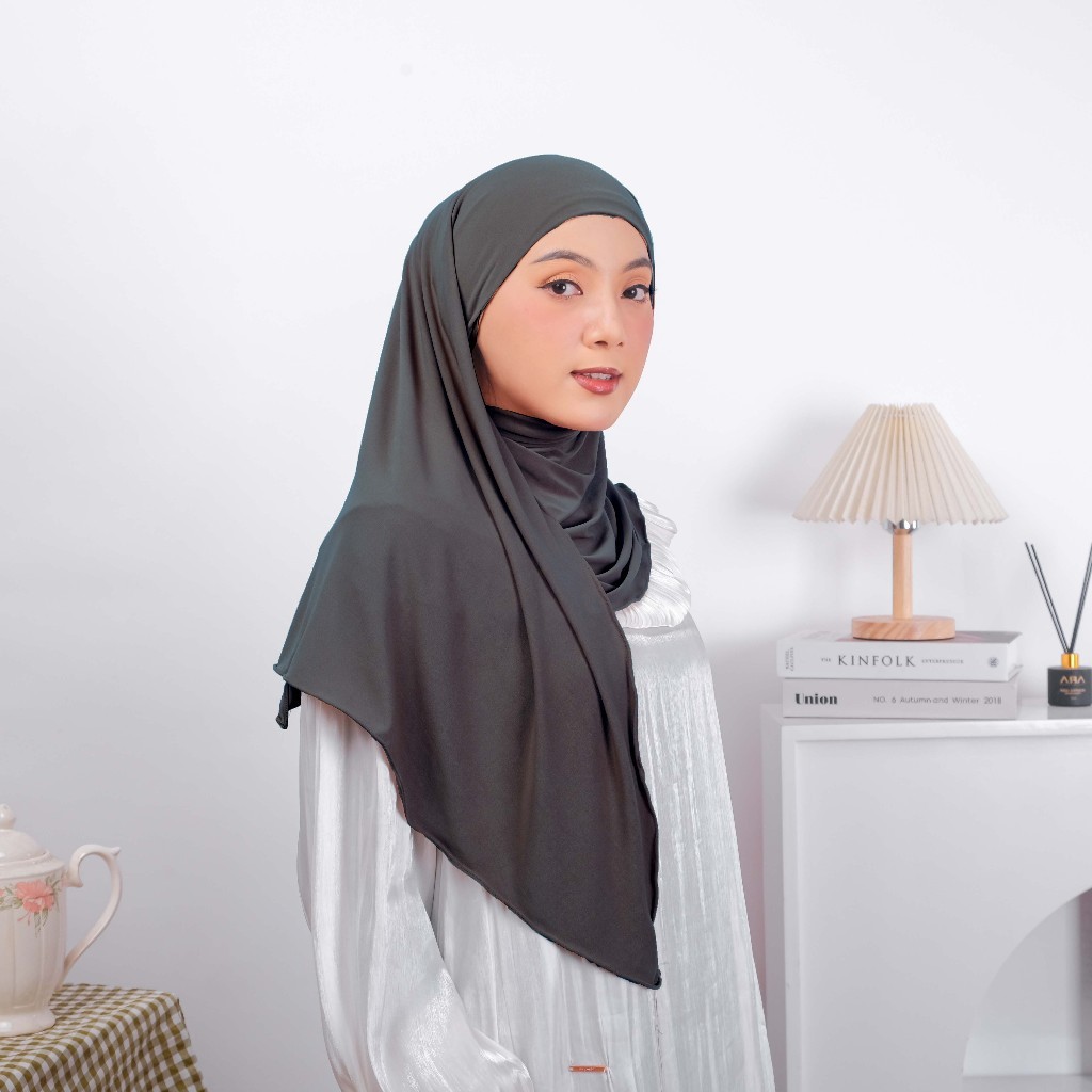 Jual Xyra Hijab Jilbab Pashmina Segitiga Inner Jersey Livia | Shopee ...