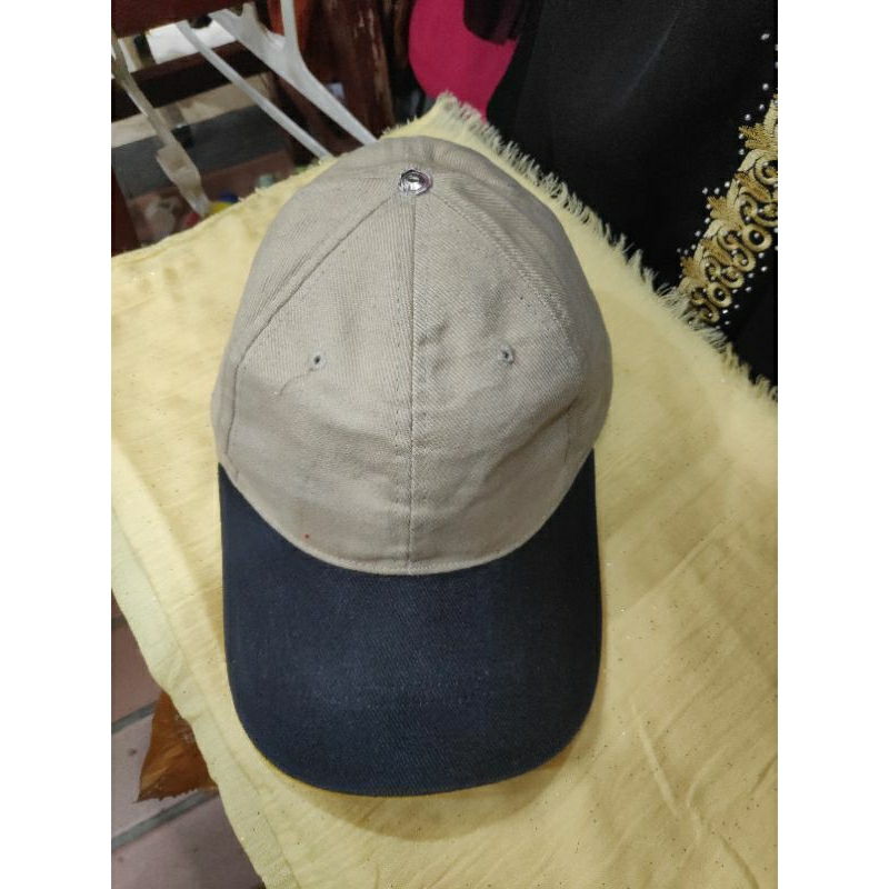 Jual jual topi polos warna krem pet hitam dengan lis kuning | Shopee ...
