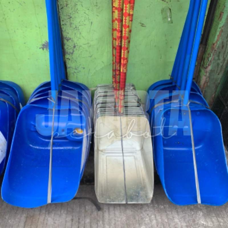 Jual pengki kaleng murah / pengki seng gagang kayu serokan sampah ...
