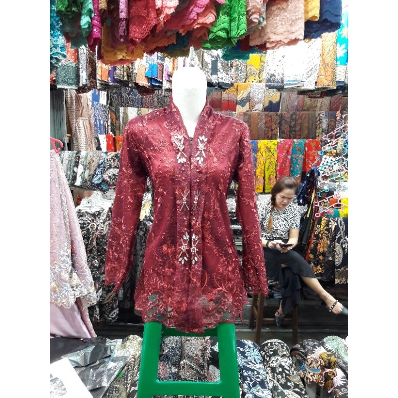 Jual kebaya wisuda modern tile mutiara model Kartini warna merah maroon ...