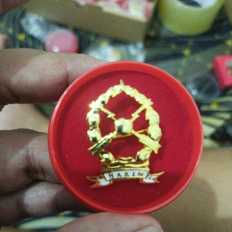 Jual Pin Hakim Cakra Sepuh Emas (Peniti) + Free Box | Shopee Indonesia