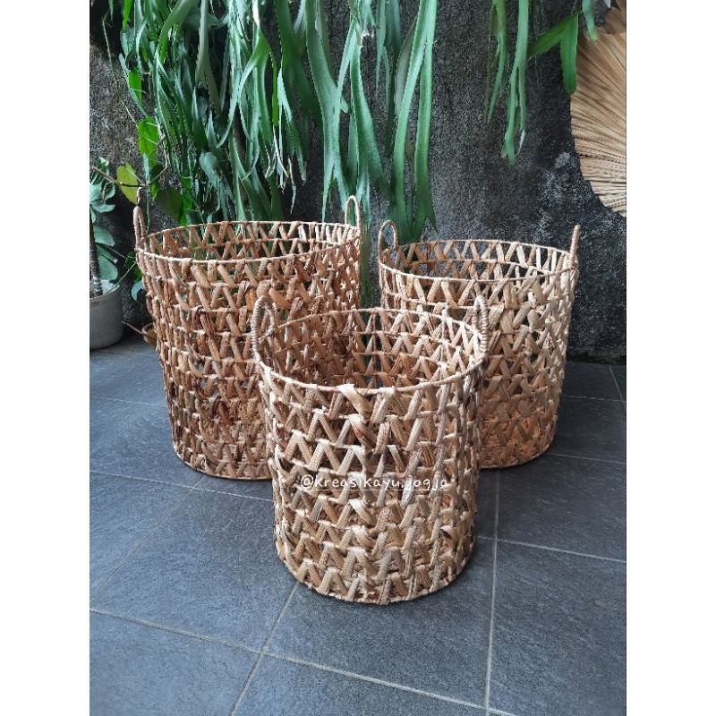 Jual Keranjang Jaring Silang Anyaman Enceng Gondok Rangka Besi / Wadah ...