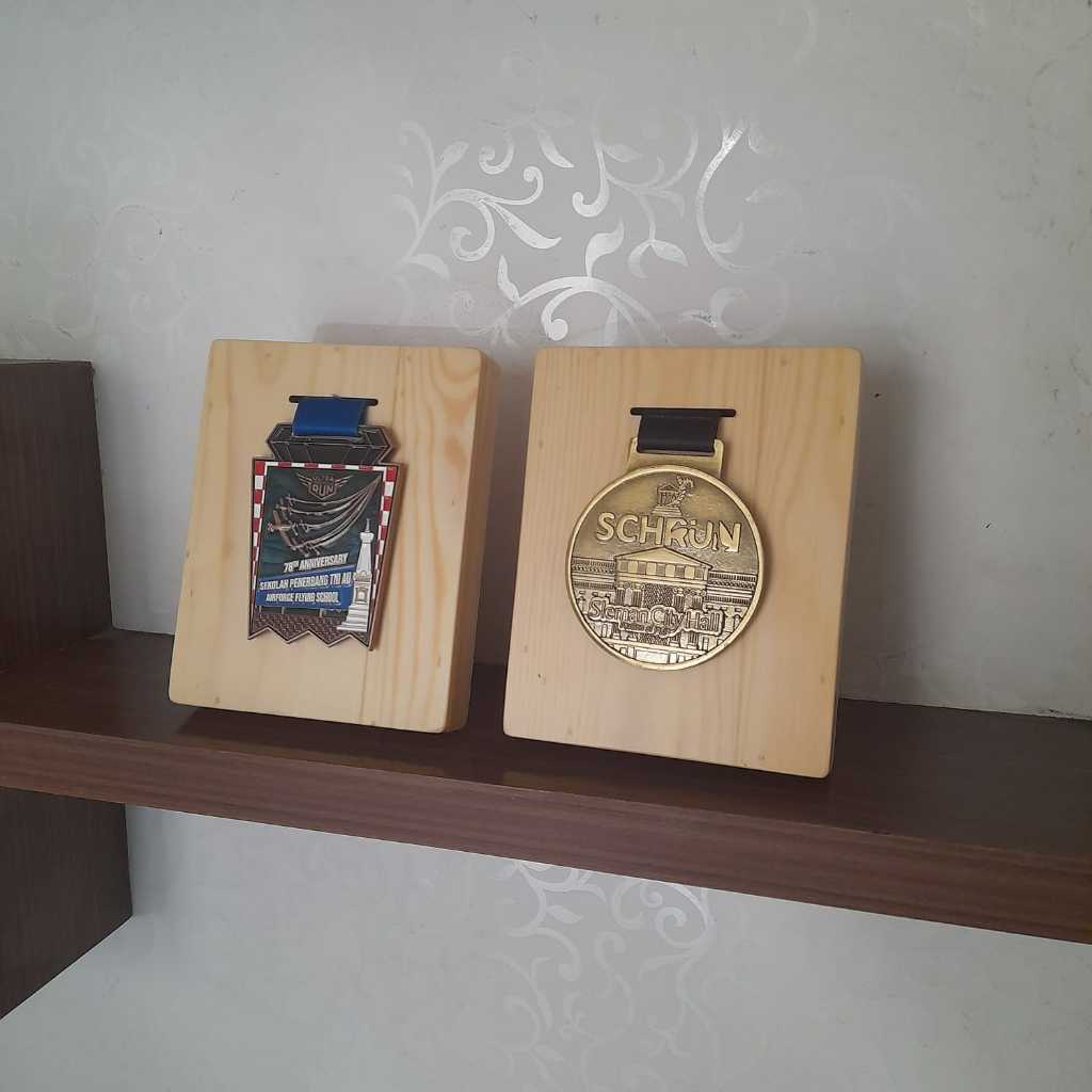 Jual rak kayu tempat display medali holder | Shopee Indonesia