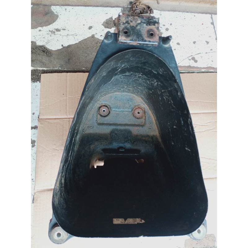 Jual box bagasi bawah jok motor Suzuki smash, barang original copotan ...